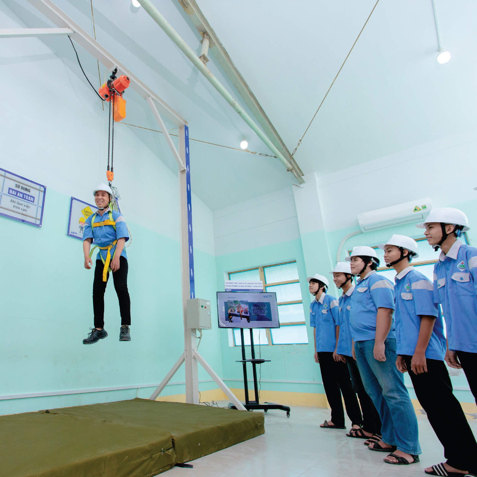 MODEL OF SAFETY BELT PRACTICE WHEN WORKING AND MOVING - Etek Edu