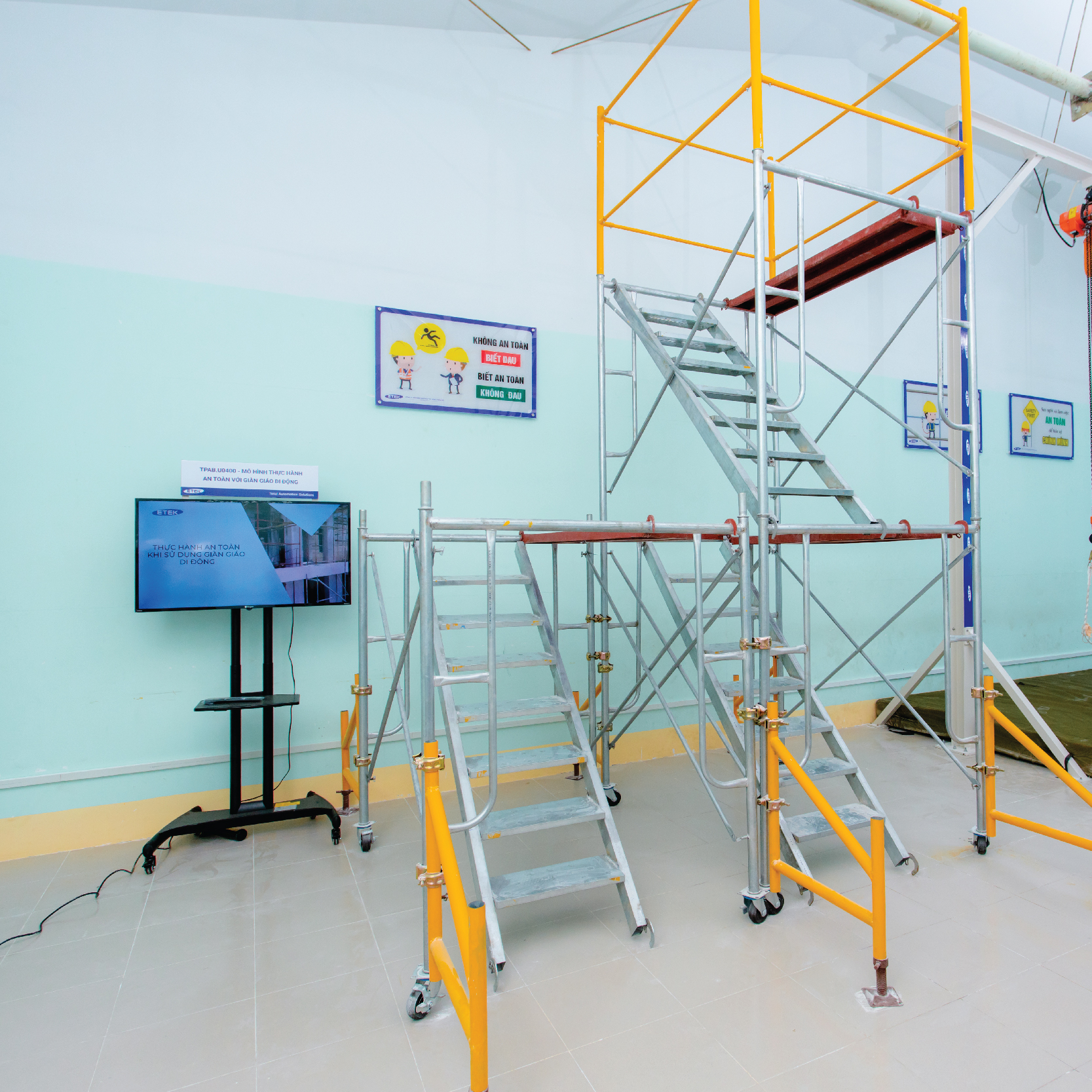 MODEL OF SAFE PRACTICE WITH MOBILE SCAFFOLDING - Etek Edu